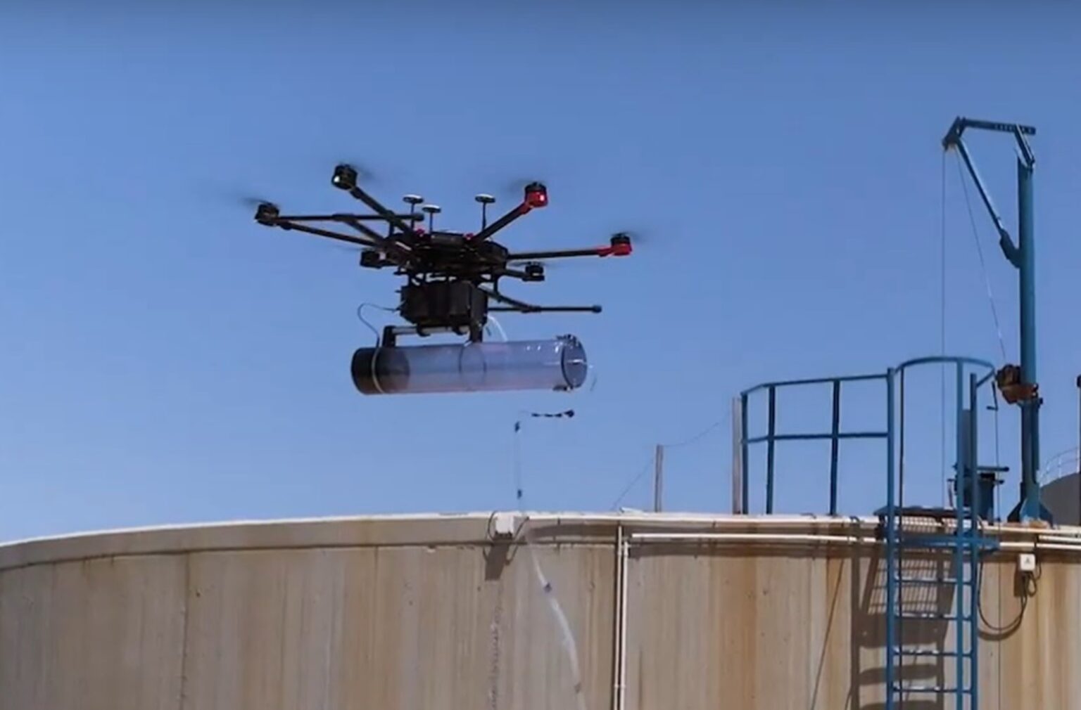 DAM and IBEC develop a drone that improves odor management in water ...