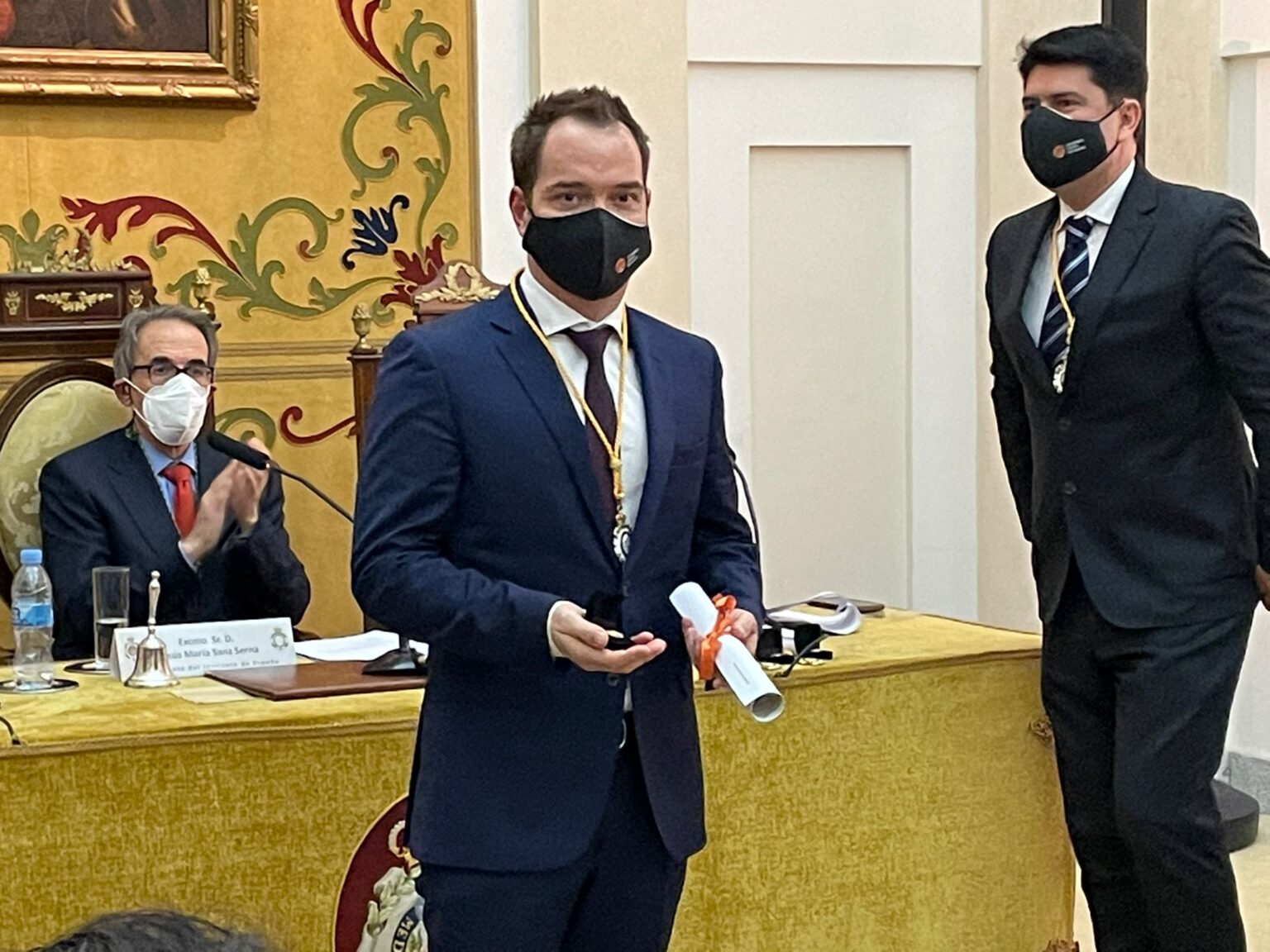 Samuel Sánchez receives a medal from the Young Academy of Spain ...