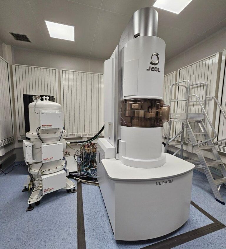IBEC co-funds new state-of-the-art electron microscope - Institute for ...